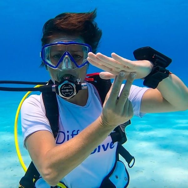 Les signes de plongée pour mieux communiquer | Different Dive